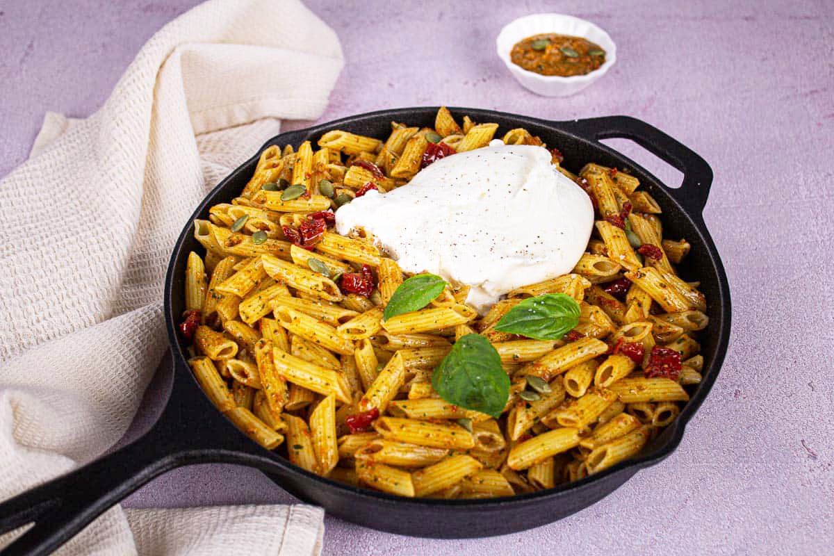 Penne au Pesto Rosso & Burrata Crémeuse - Recette - Les Commis