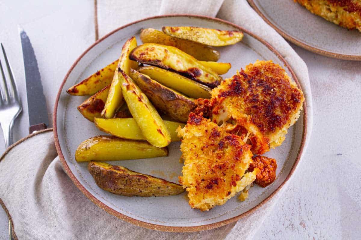 Poulet Pané au Pesto Rosso & Frites Maison - Recette - Les Commis